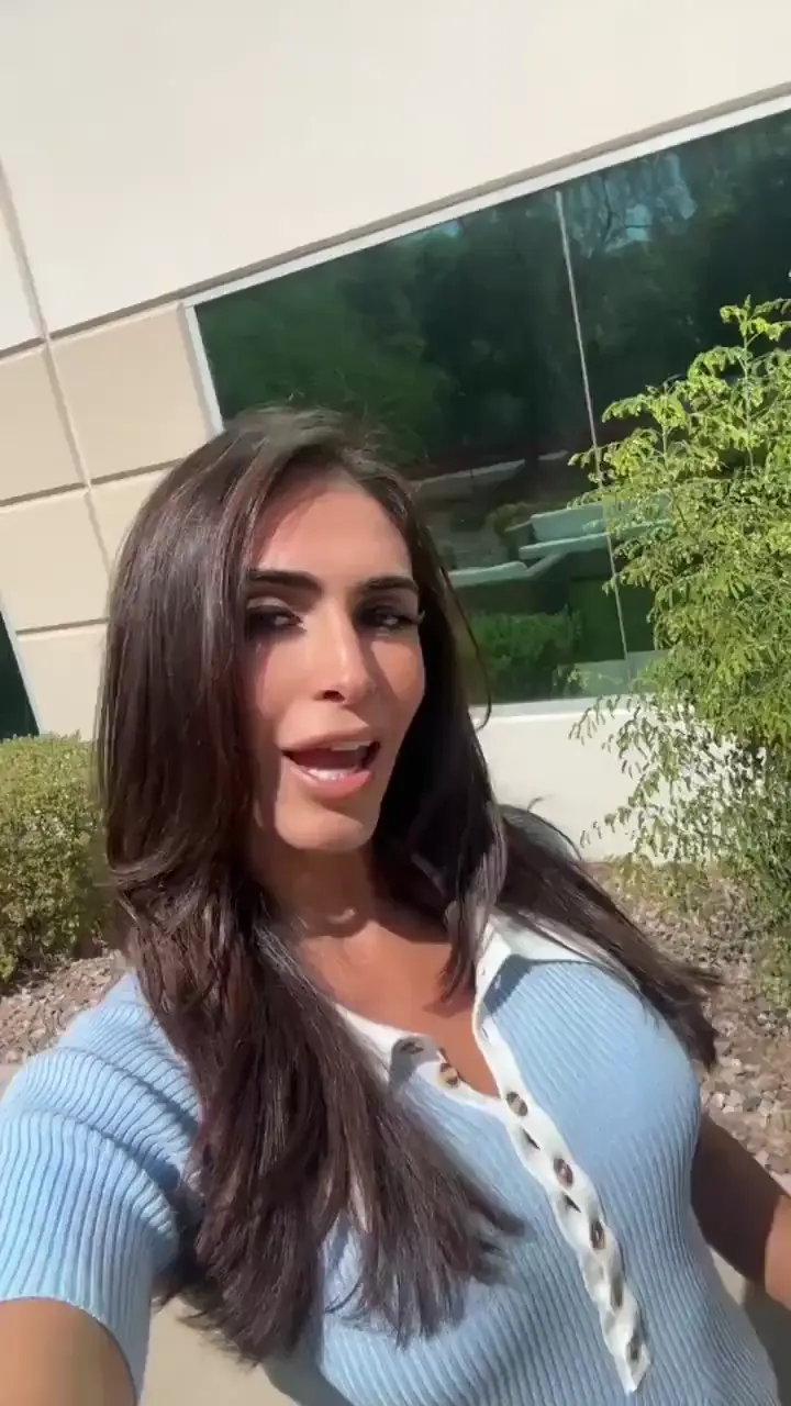 Caitlin Sinclair | Scrolller