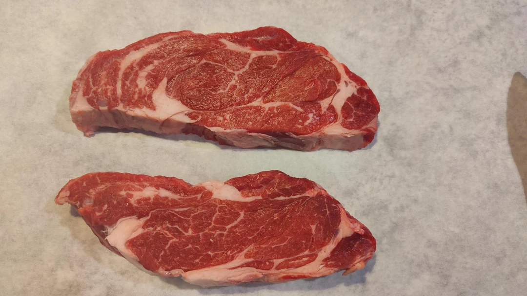 Gorgeous Chuck Eyes | Scrolller