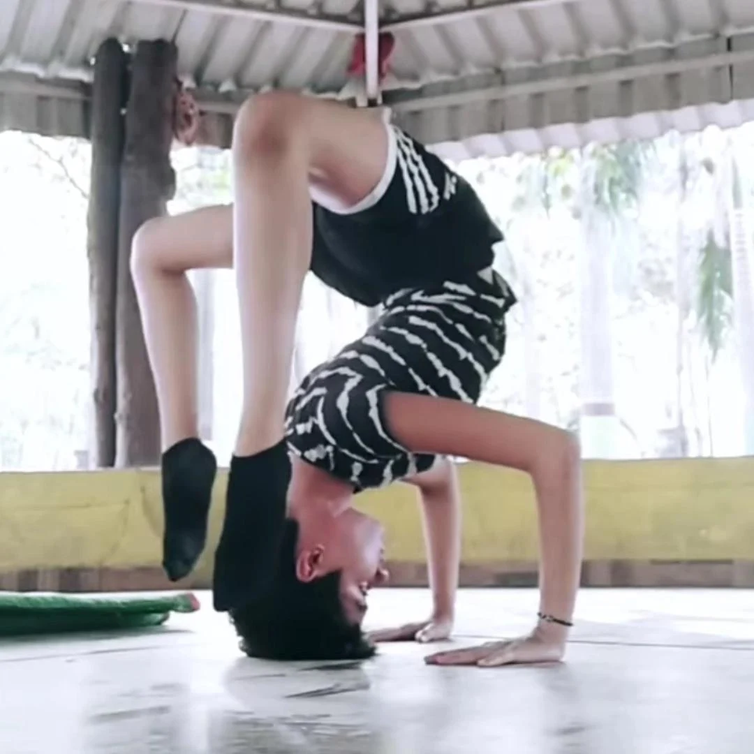 Contortion Headstand | Scrolller