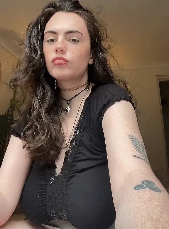 Busty & curly | Scrolller