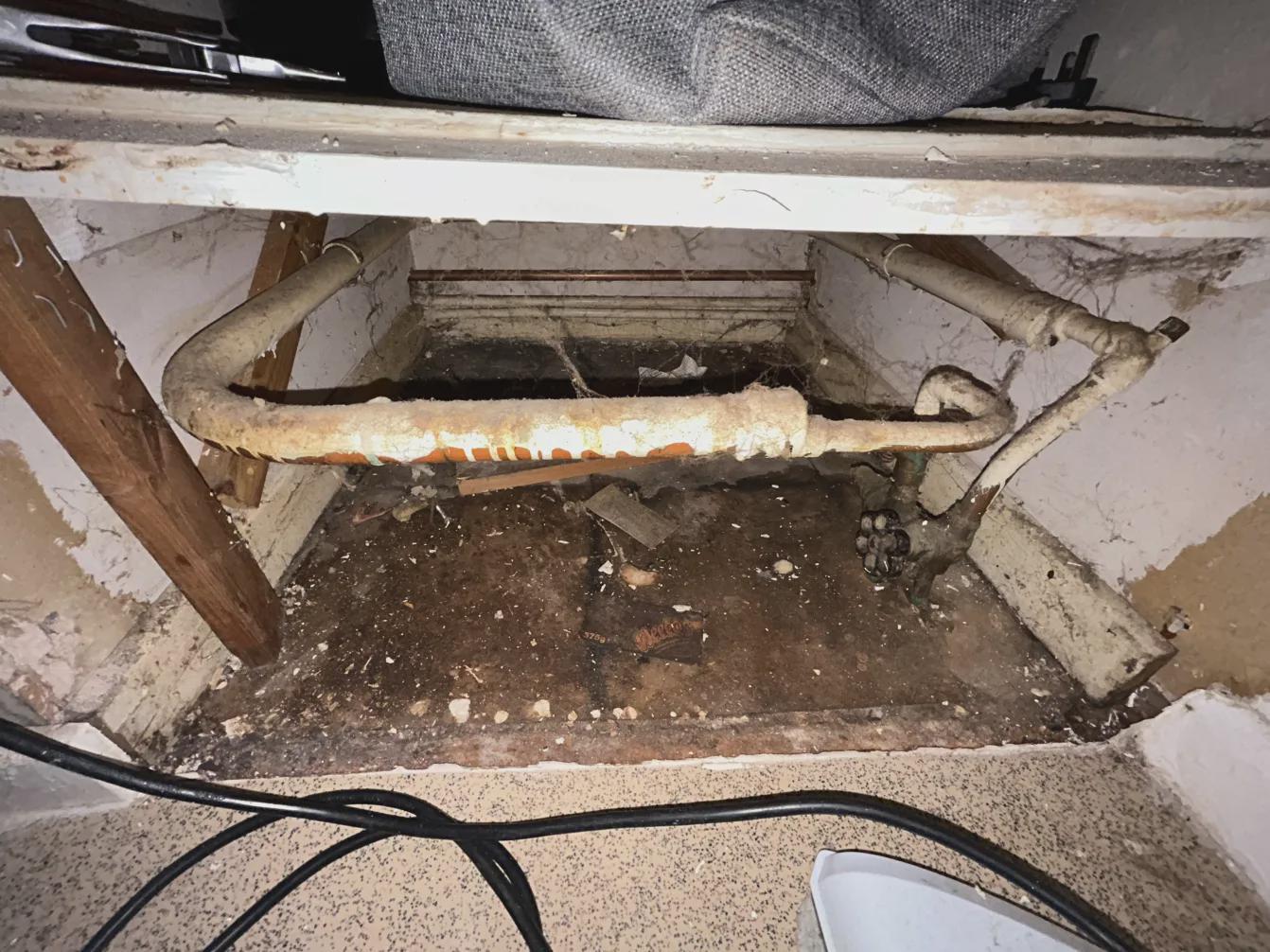 Pipe under food cupboard in UK flat ? safe to remove? | Scrolller