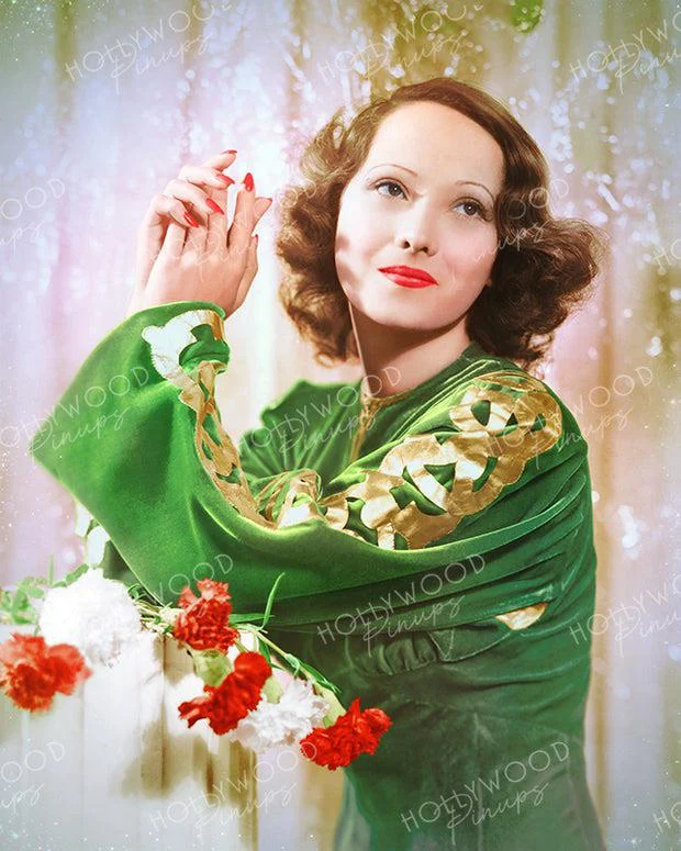 The hands of Merle Oberon | Scrolller