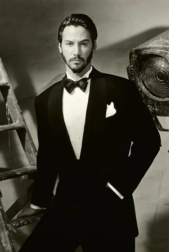 Keanu Reeves in a promo photo of "Dracula" (1992) | Scrolller