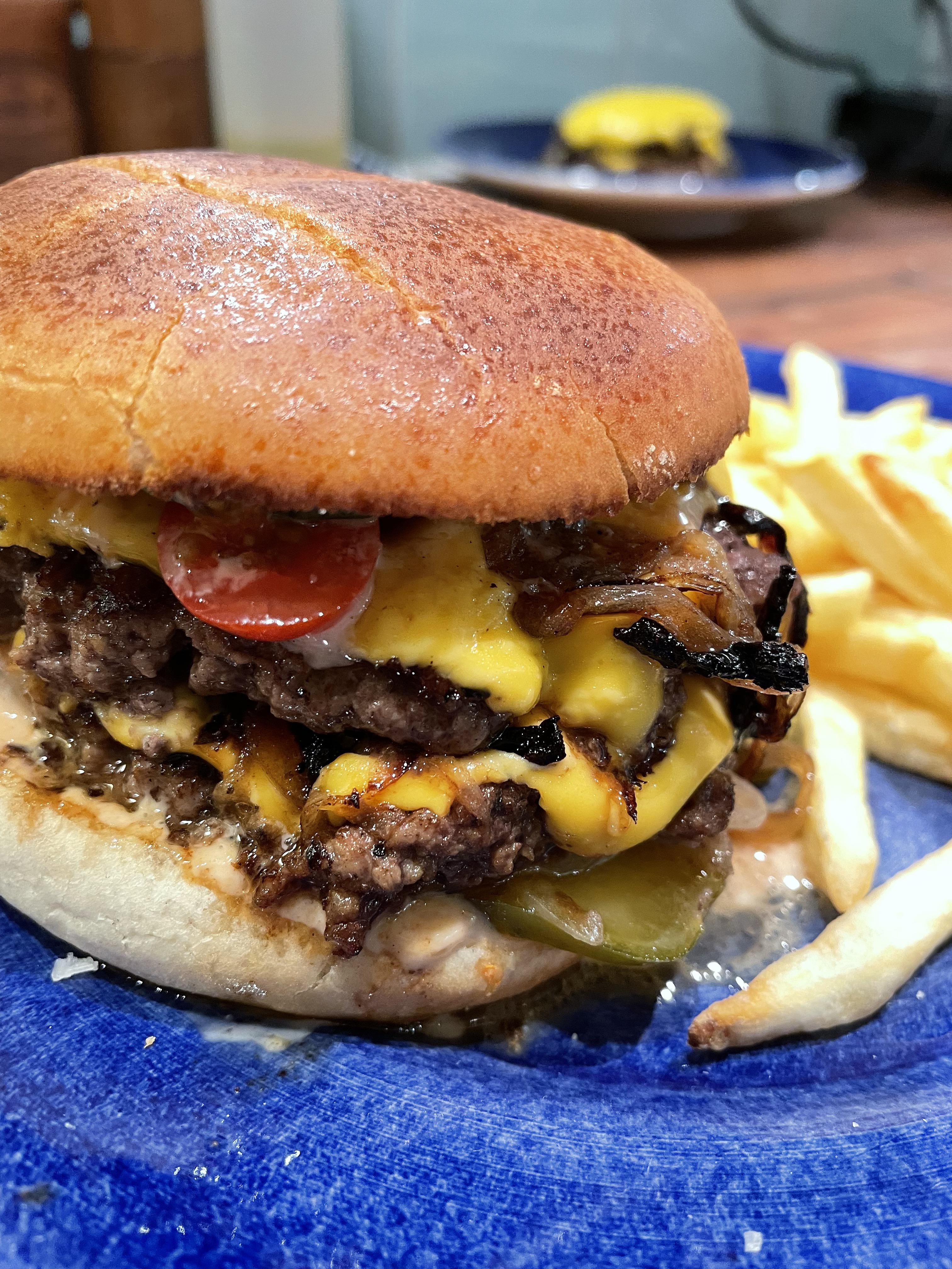Smashed double cheese with pickles, onion and tomatoes | Scrolller