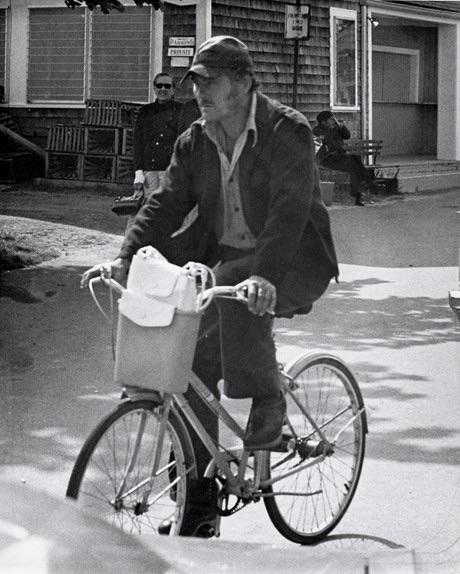 Robert Shaw on the set of Jaws, 1974 | Scrolller