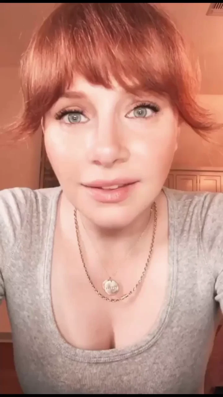 Bryce Dallas Howard holiday wishes | Scrolller