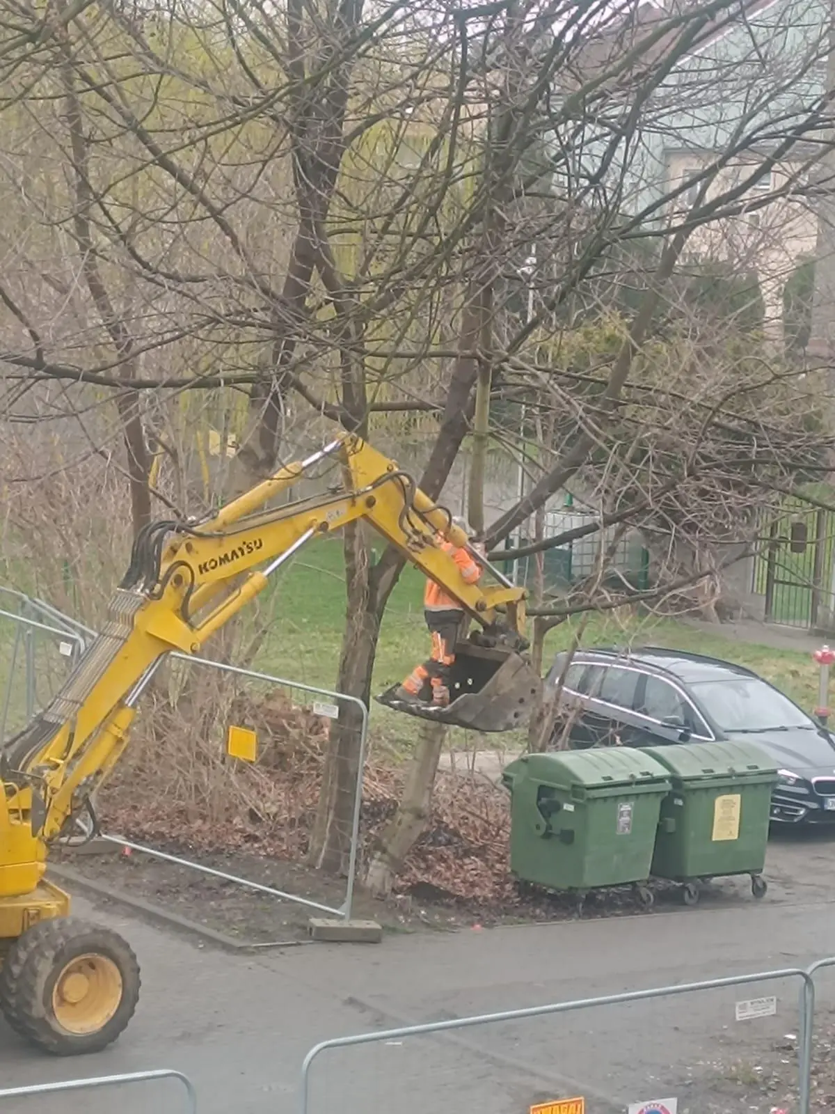 chainsaw from the excavator bucket. modern problems = modern solutions. | Scrolller