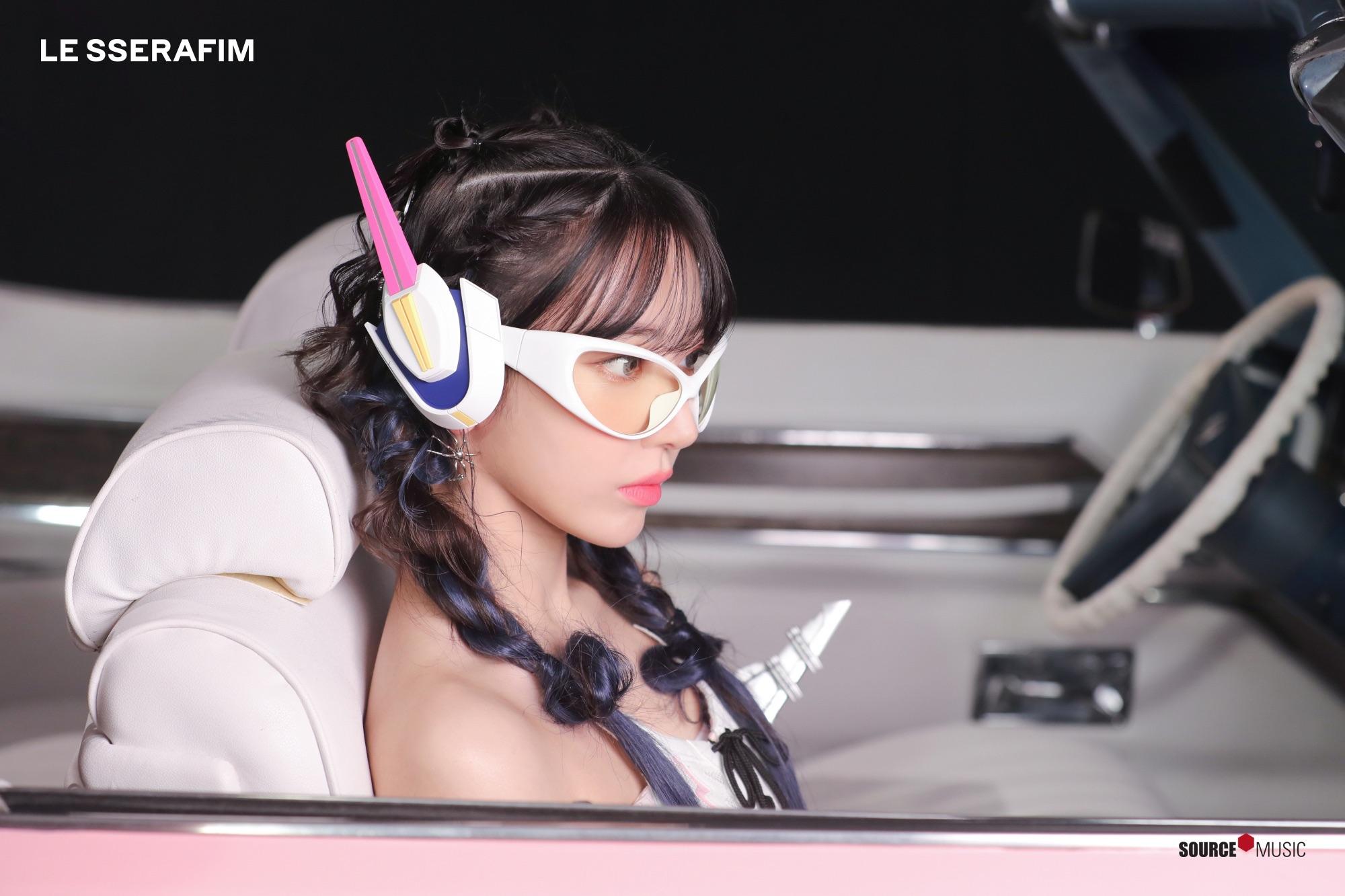 231111 LE SSERAFIM Weverse Update // Sakura | Scrolller