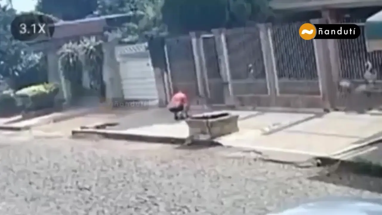 Cleaning the sidewalk | Scrolller