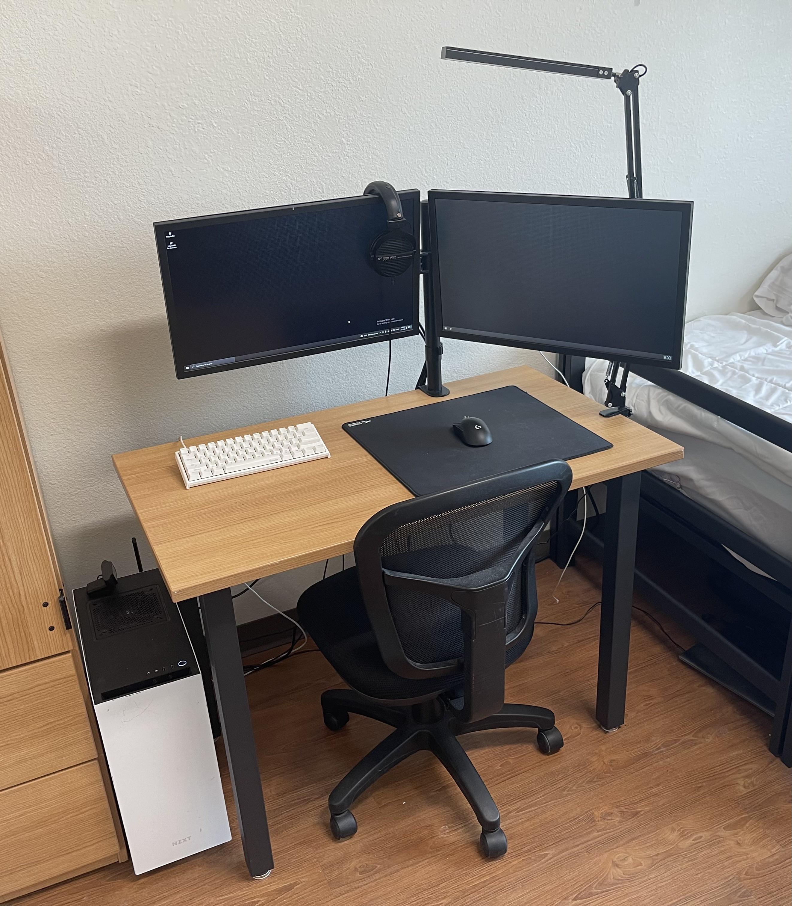 College dorm, gaming/computer science | Scrolller