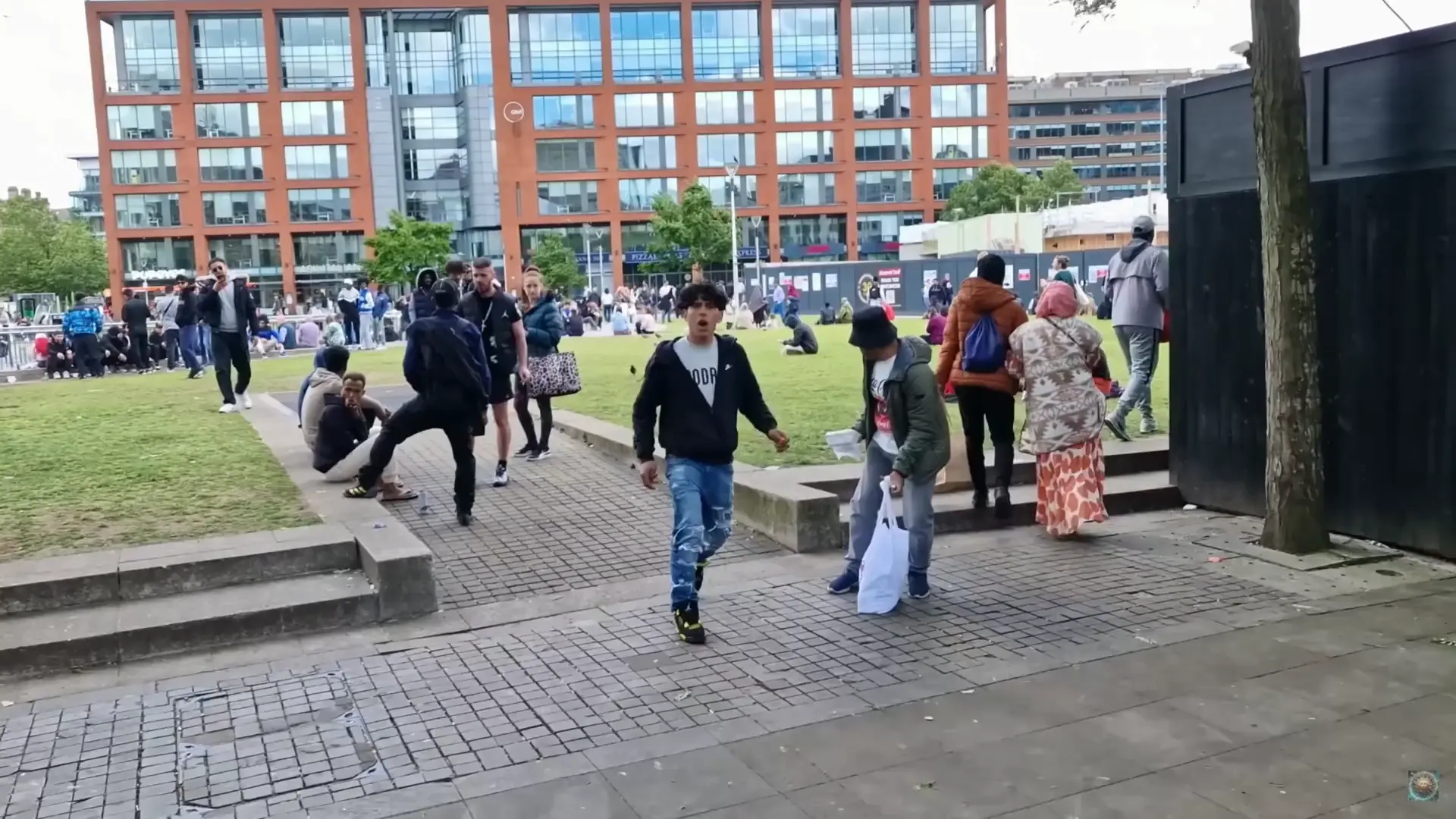 Crackhead gets Rocked by Bodyguard | Scrolller