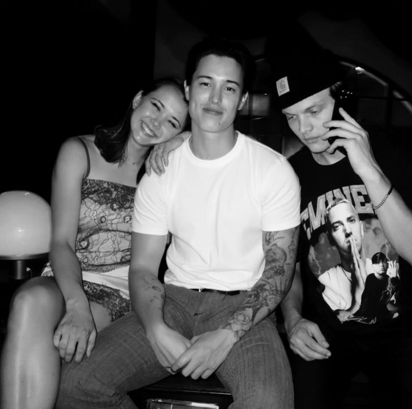 Redditor coming up with a totally sane and normal conclusion over a picture of two friends ...