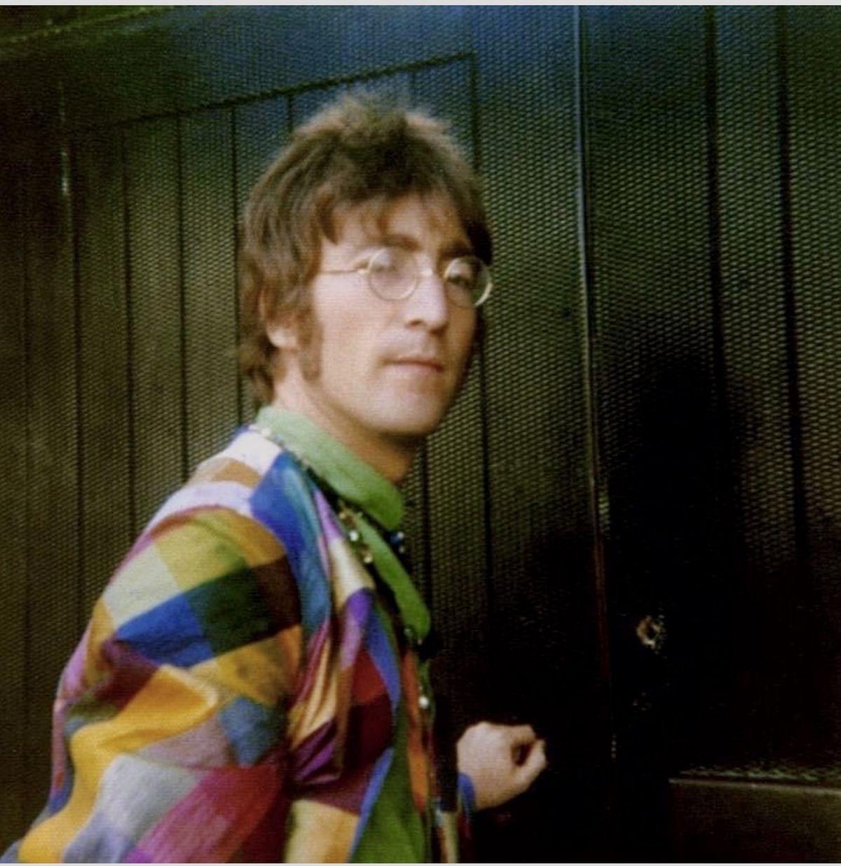 What blouse (?) is it that John Lennon wears in these photos??!!! | Scrolller