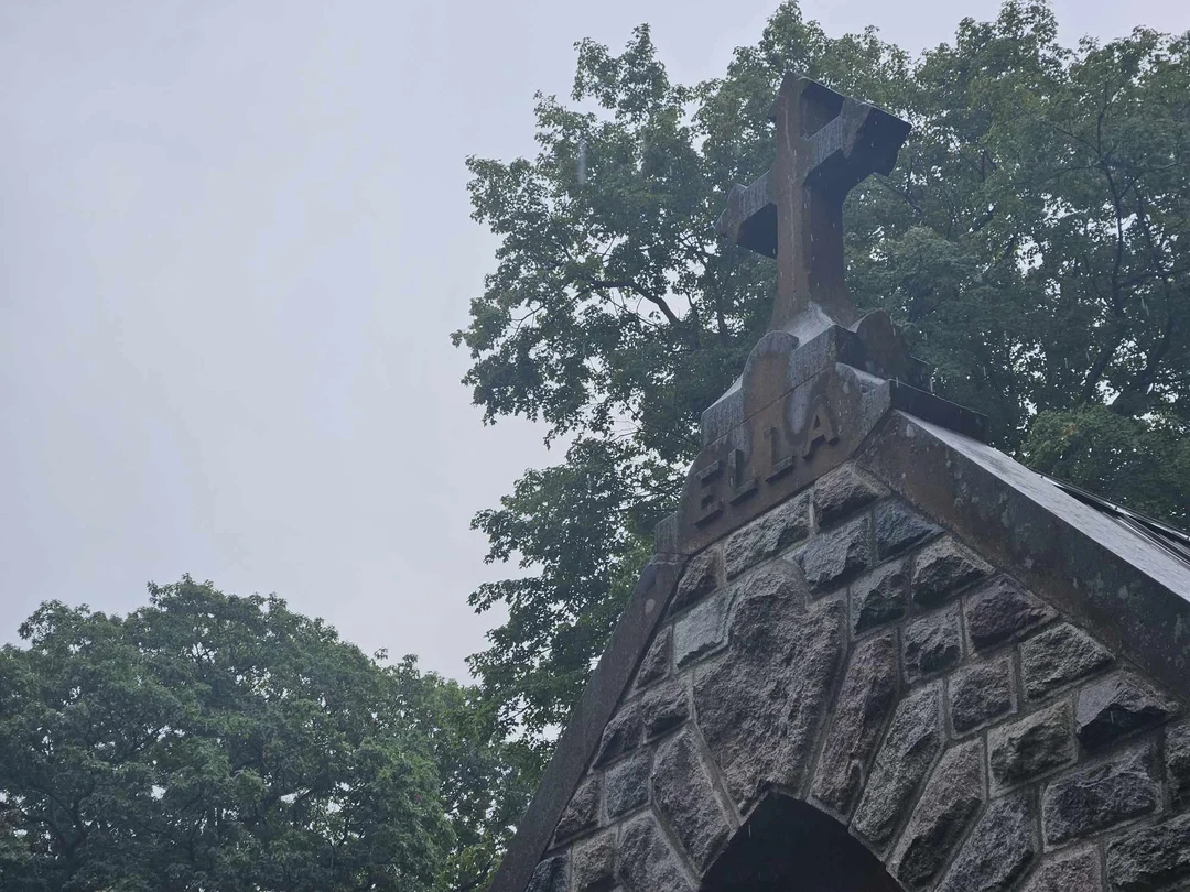 Mausoleum in Rain | Scrolller