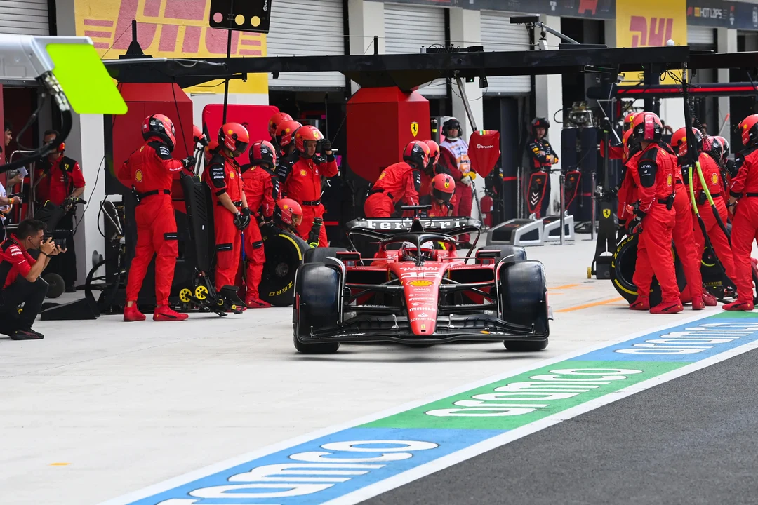 Charles Leclerc (Ferrari SF-23) doing pitstop, race, 2023 Miami GP [4000x2666] | Scrolller