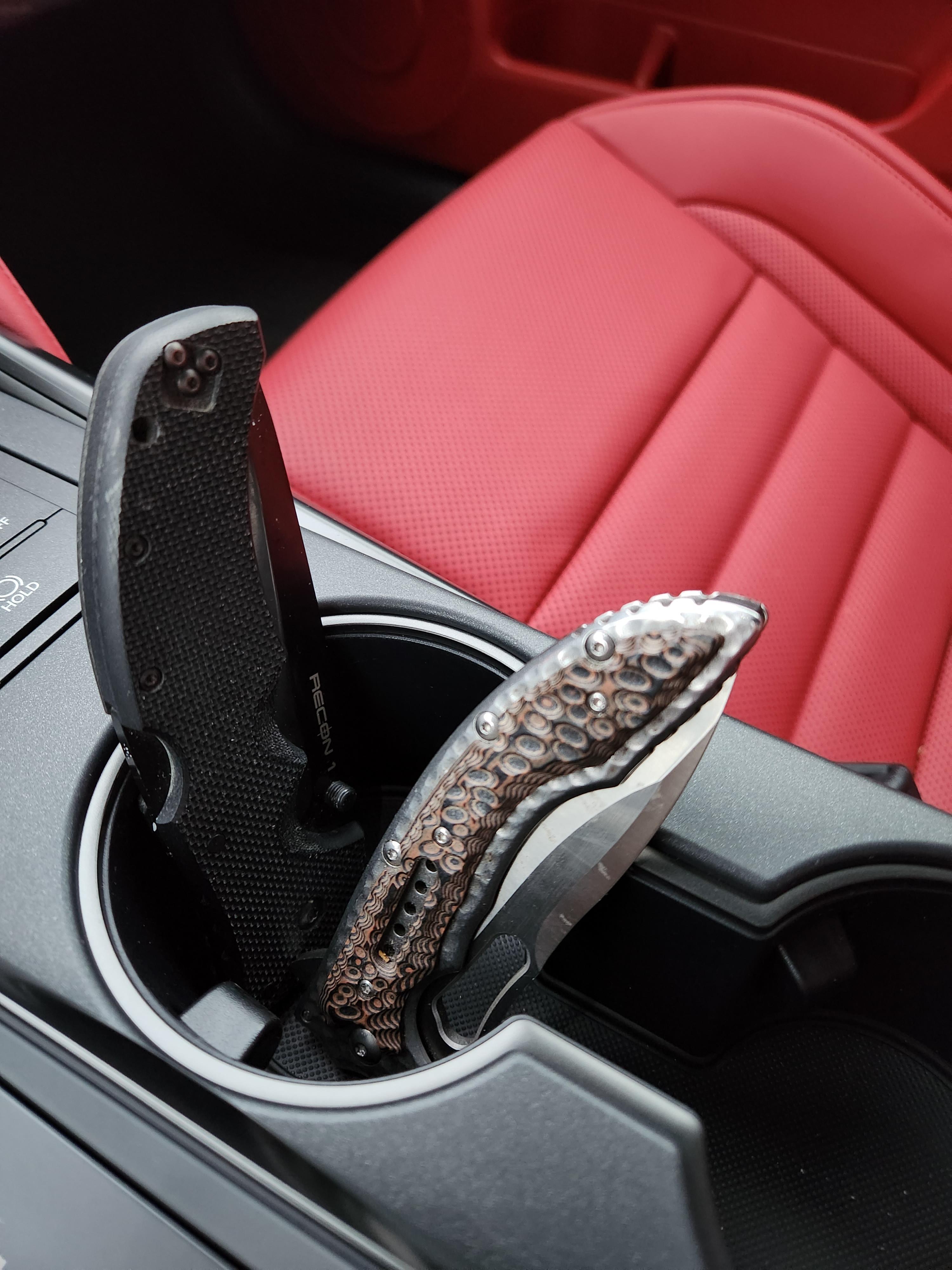 Dual wielding daggers is a personal life choice. | Scrolller