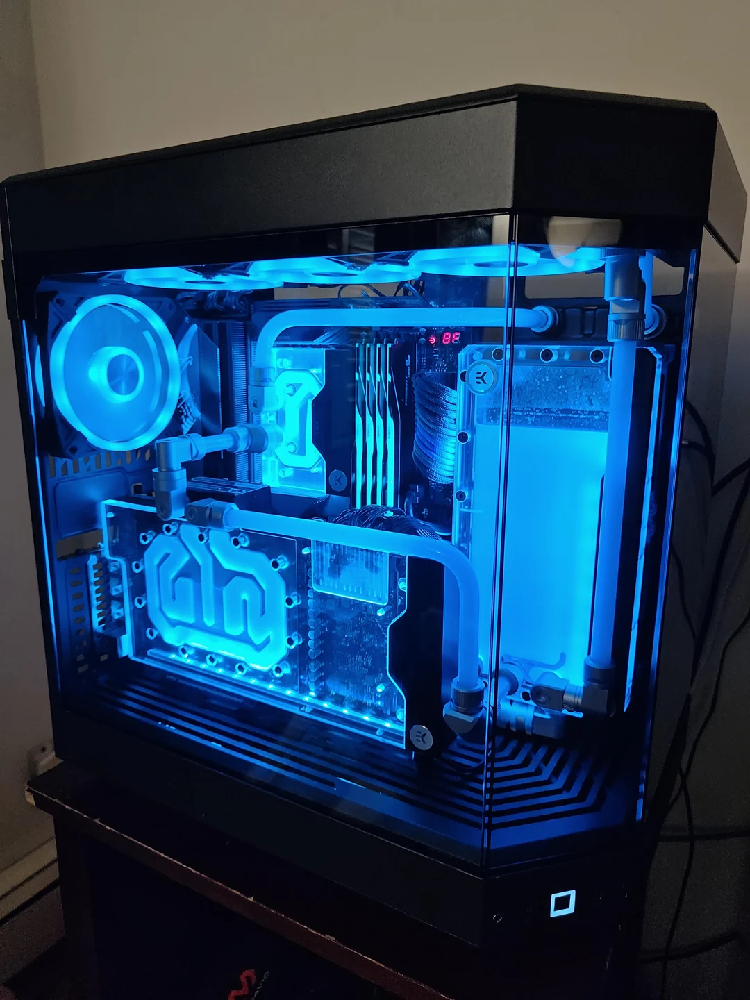 Hyte y60 water-cooled | Scrolller