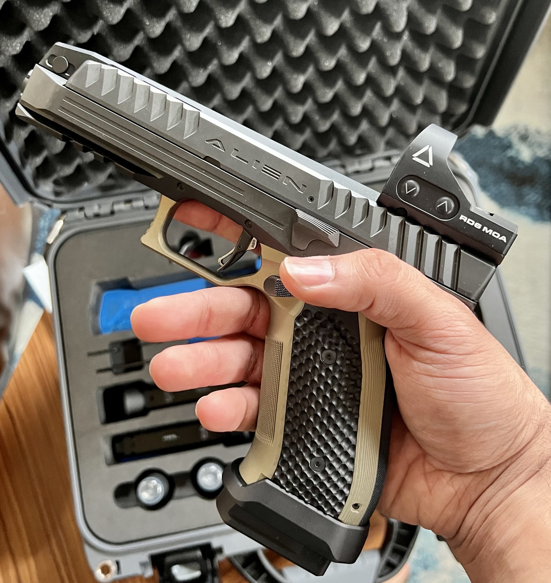 Laugo Alien | Scrolller