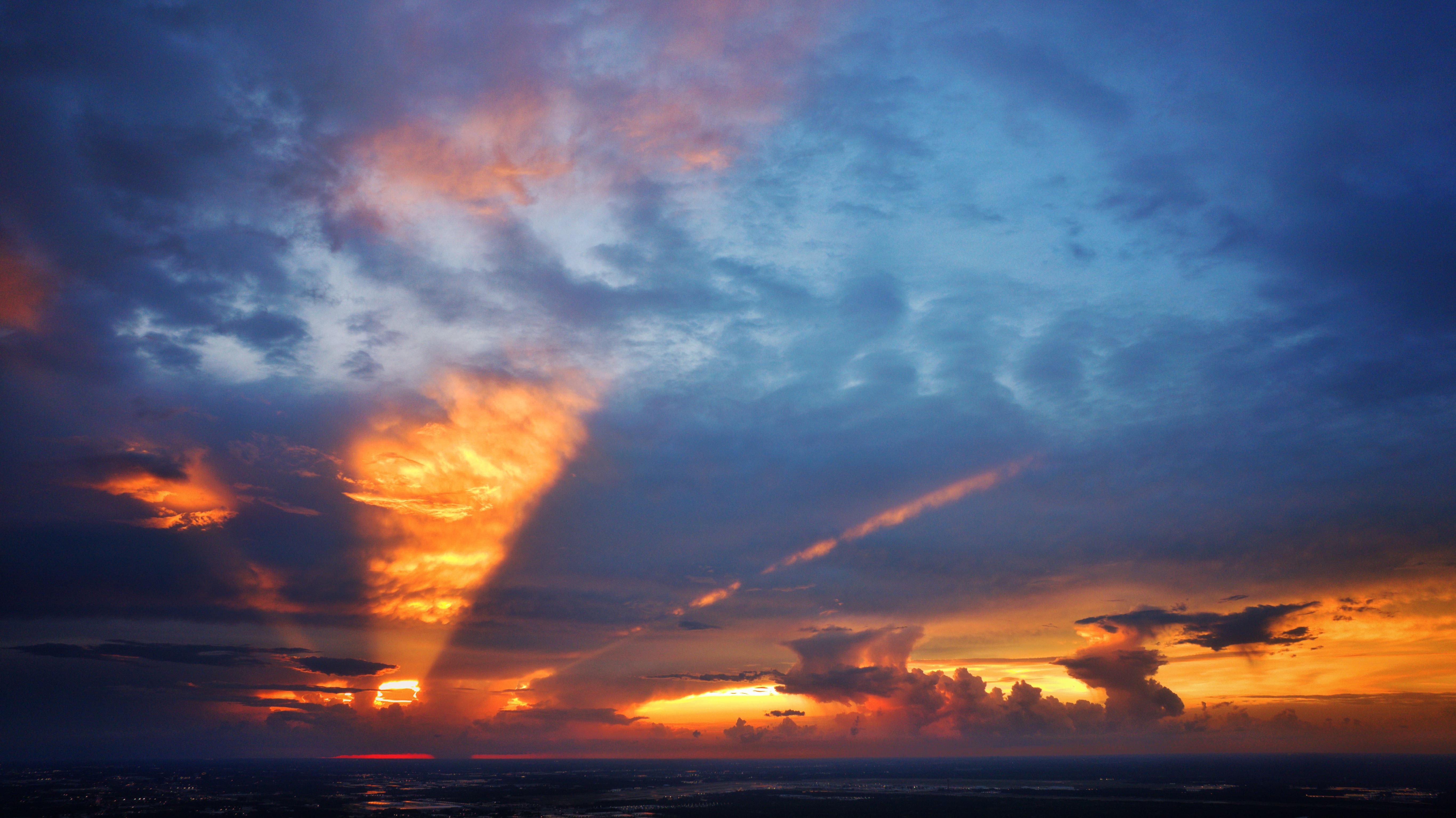 Godrays (Crepuscular Rays) Had A Strong Game This Evening! [OC] | Scrolller