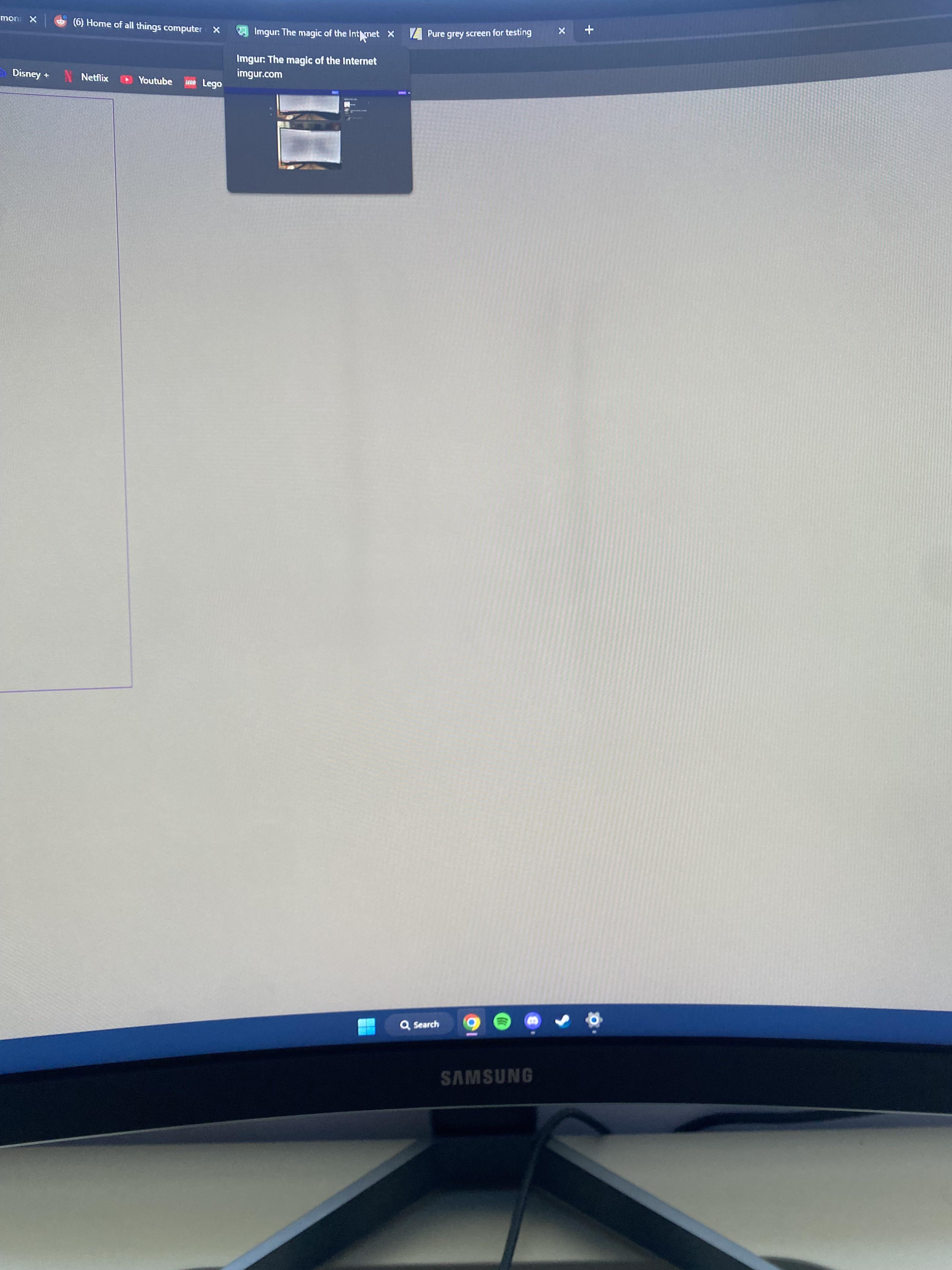 Two vertical lines on G7 | Scrolller