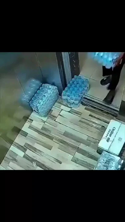 Elevator breaks | Scrolller