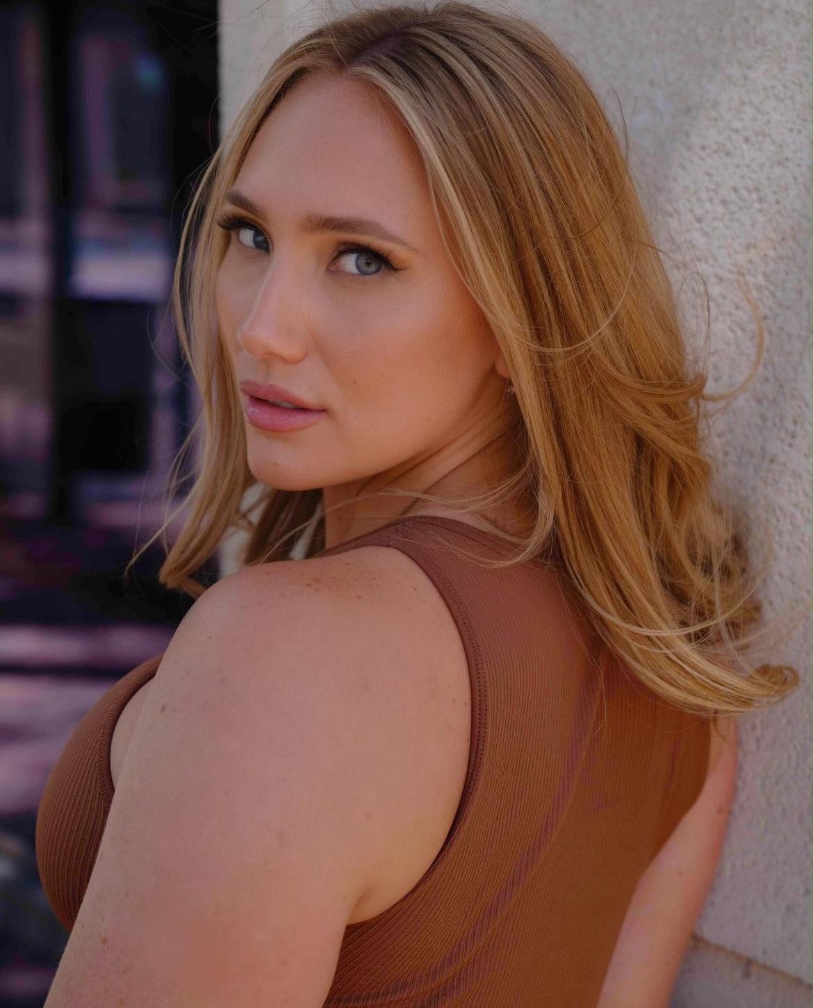 Aj Applegate | Scrolller