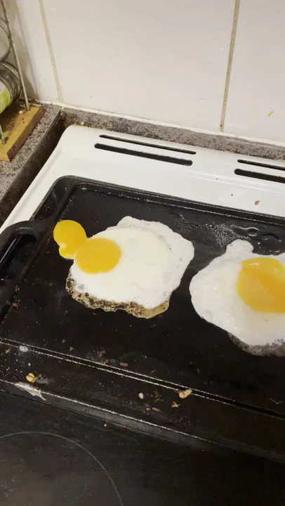 Some triple egg action on my freshly restored griddle | Scrolller