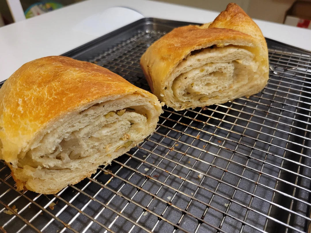 Shallots and Olive stuffed bread! | Scrolller