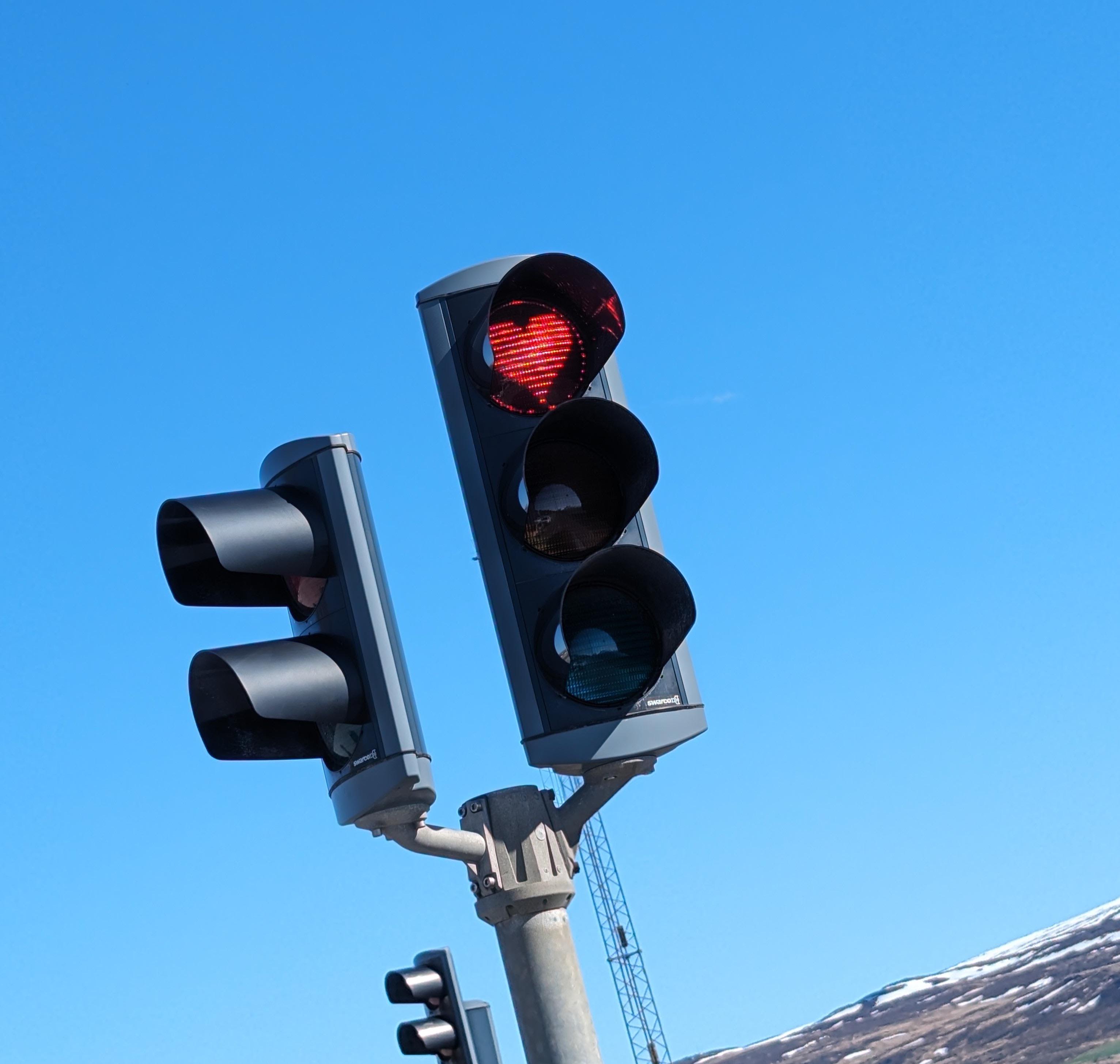 Red traffic lights in Akureyri, Iceland are heart-shaped | Scrolller