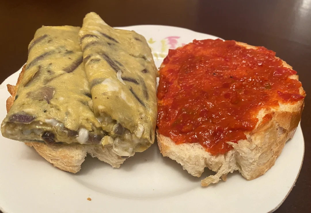 [Homemade] Omelette with onions and Pecorino, fresh bread, Ajvar [1200x1000] | Scrolller