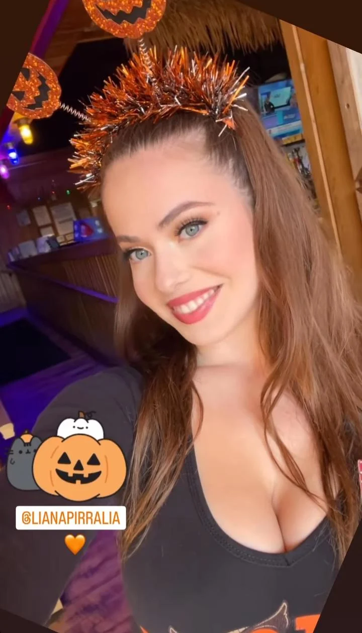 Waitress Liana | Scrolller