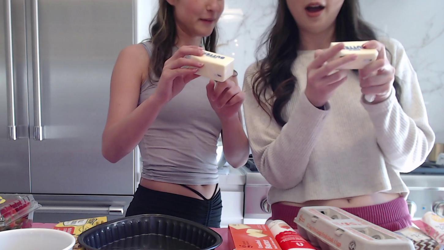 Fuslie and her assistant Emily | Scrolller