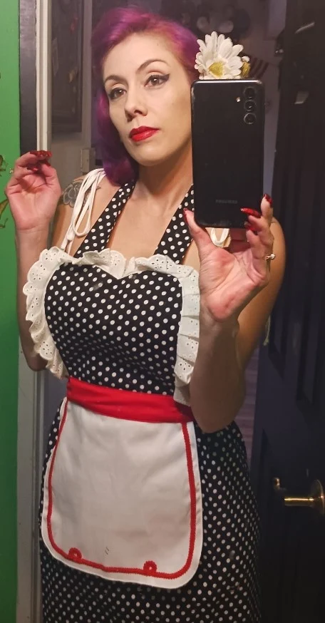 Awesome thrift store apron find! | Scrolller