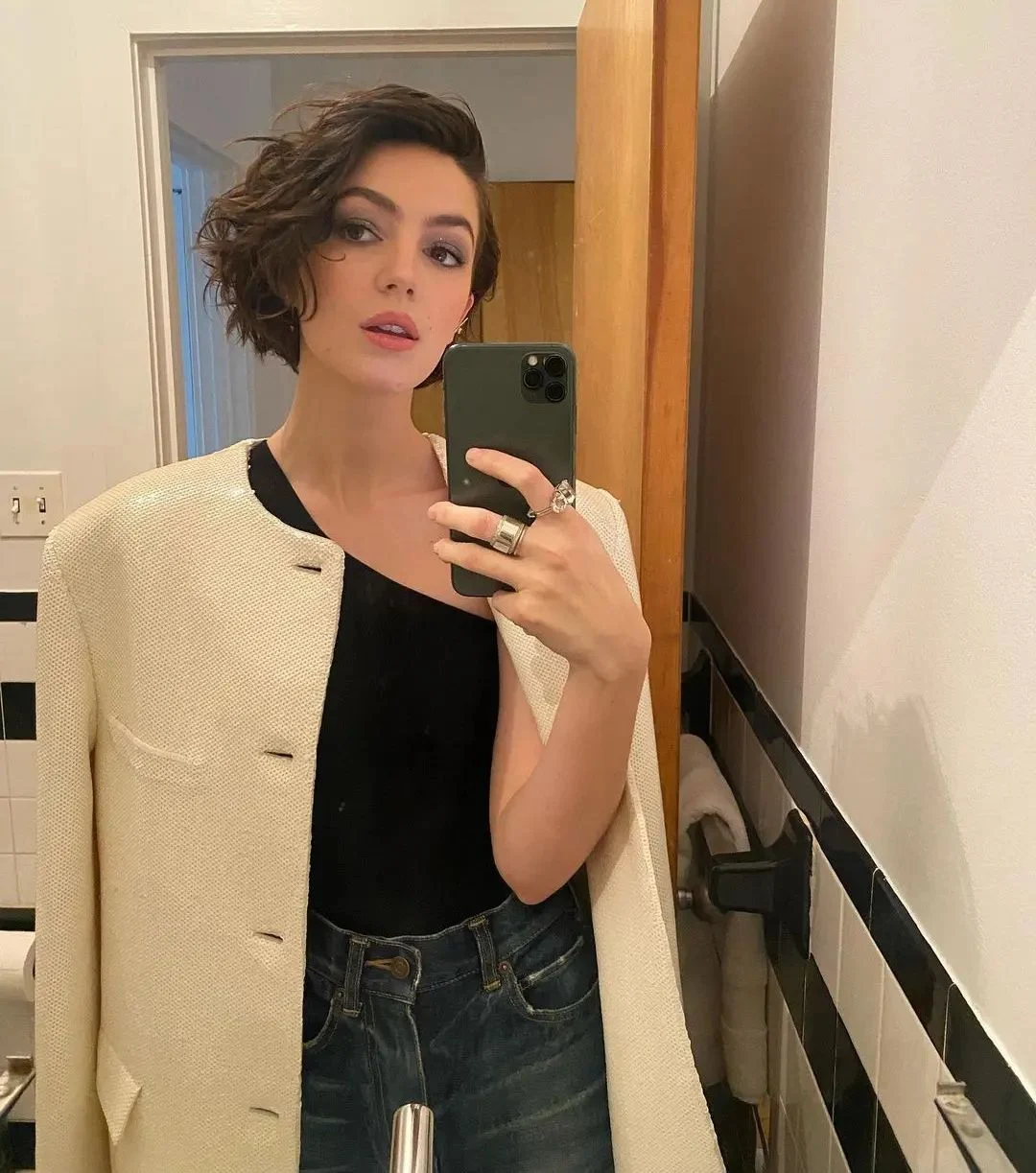 Ella Hunt | Scrolller