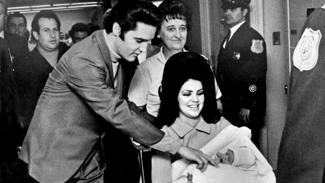 Elvis and Priscilla introducing Lisa Marie to the world (1968) | Scrolller