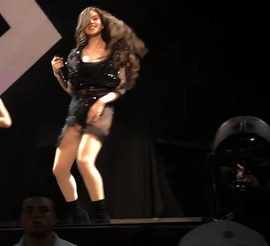 Hailee dancing from a live performance of Starving | Scrolller