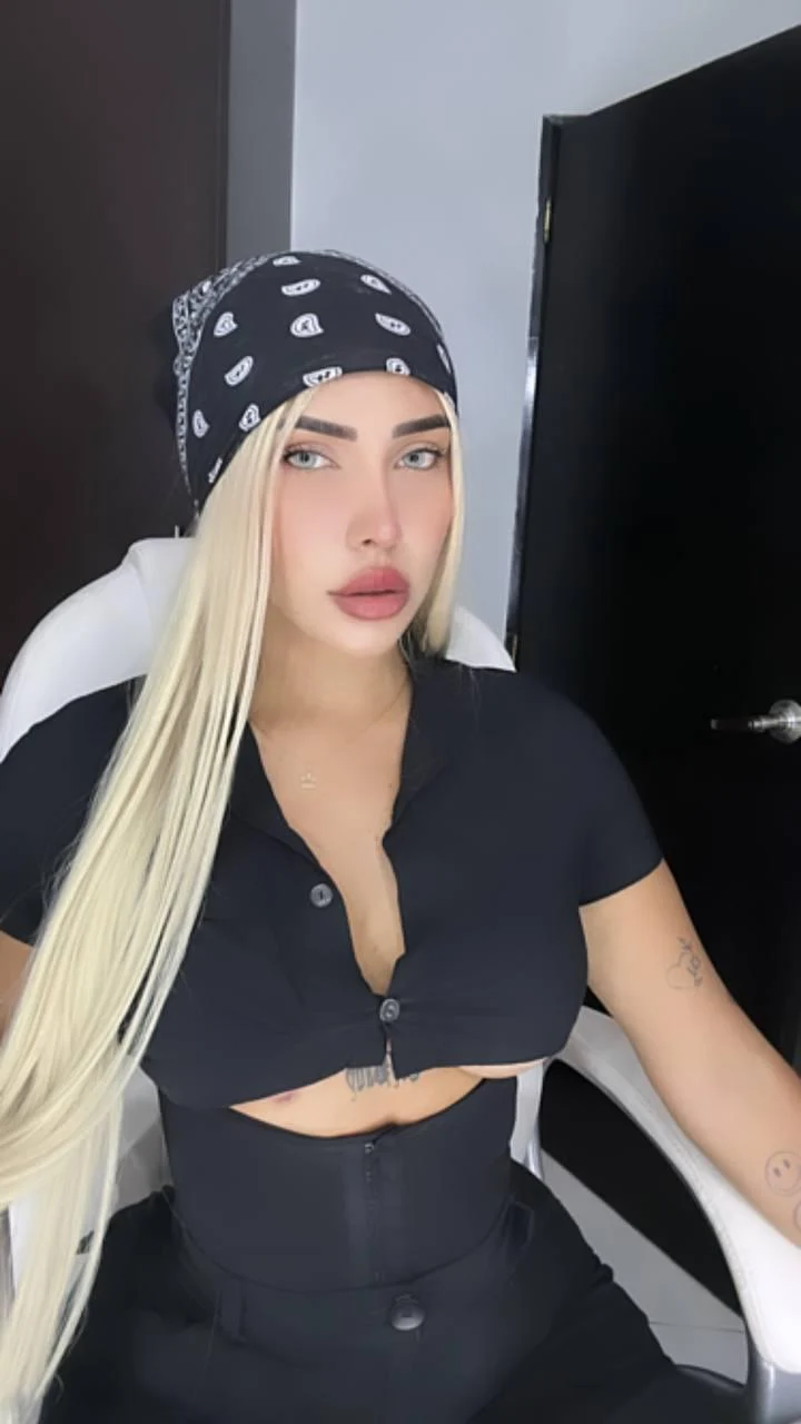Feeling Pretty On My Black Croptop Scrolller