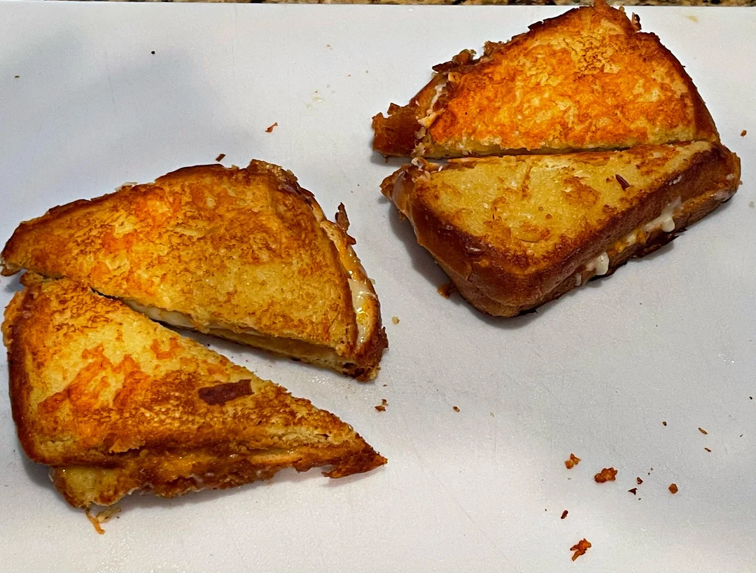 Extra-cheesy grilled cheese | Scrolller