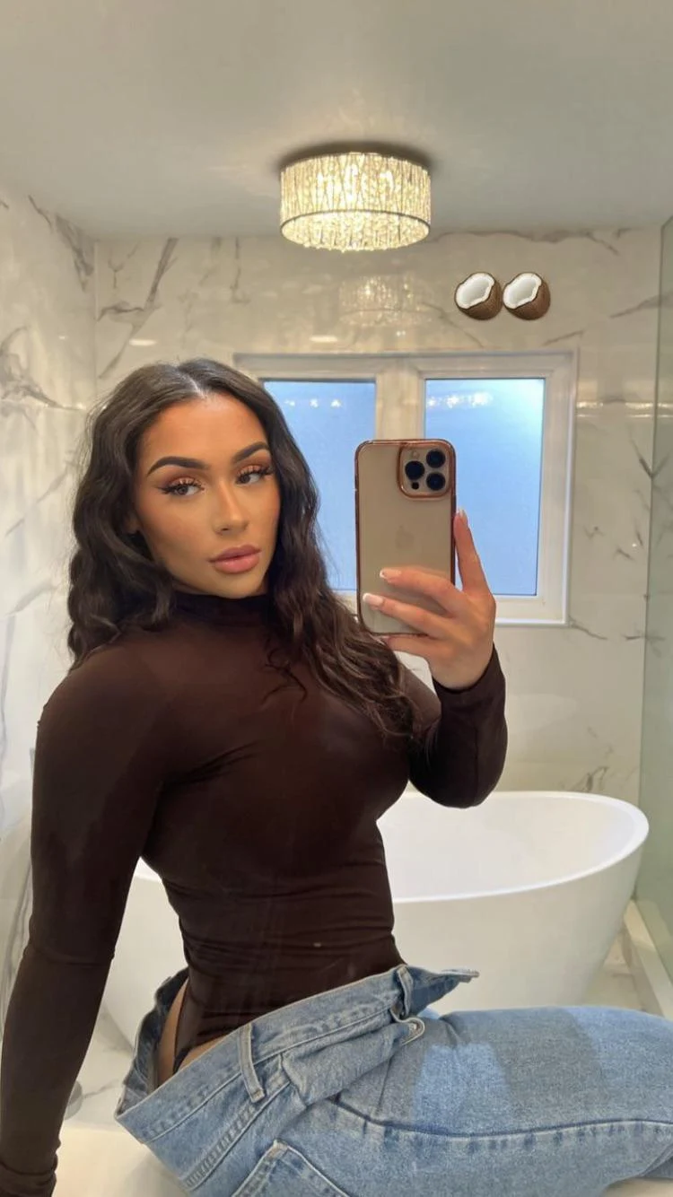 Busty light skin Diego | Scrolller