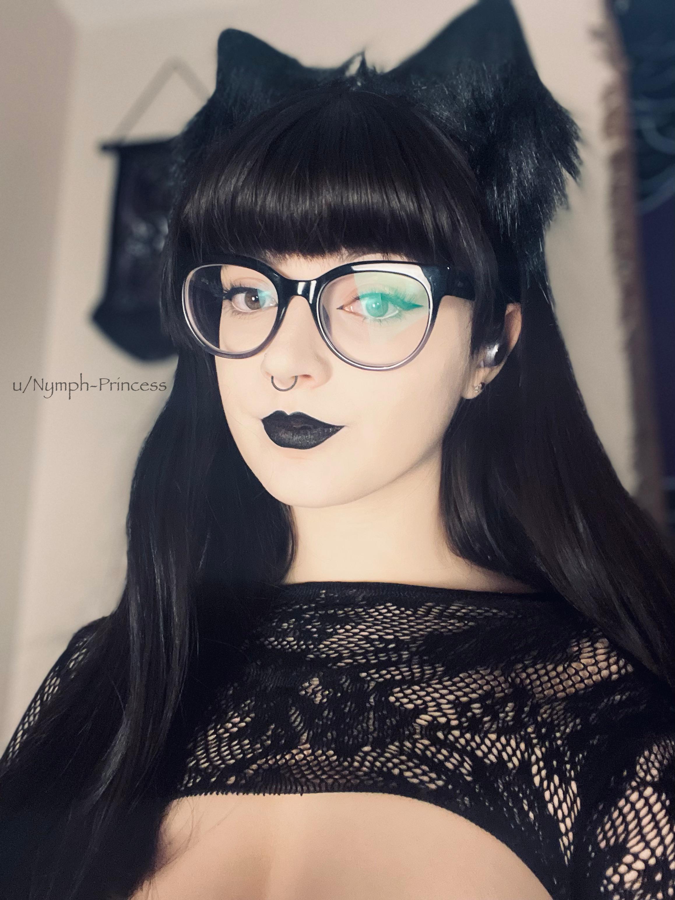 Black cats are good luck btw🐈‍⬛🐾 | Scrolller