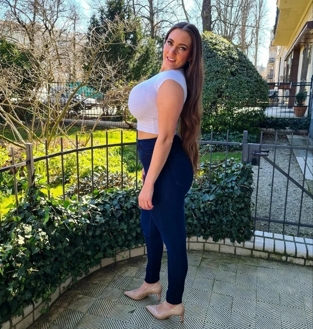 God damn......busty irl | Scrolller