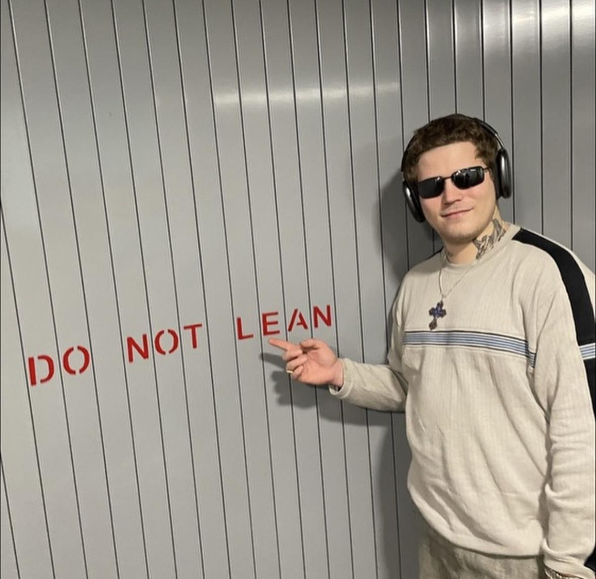 Do not lean | Scrolller
