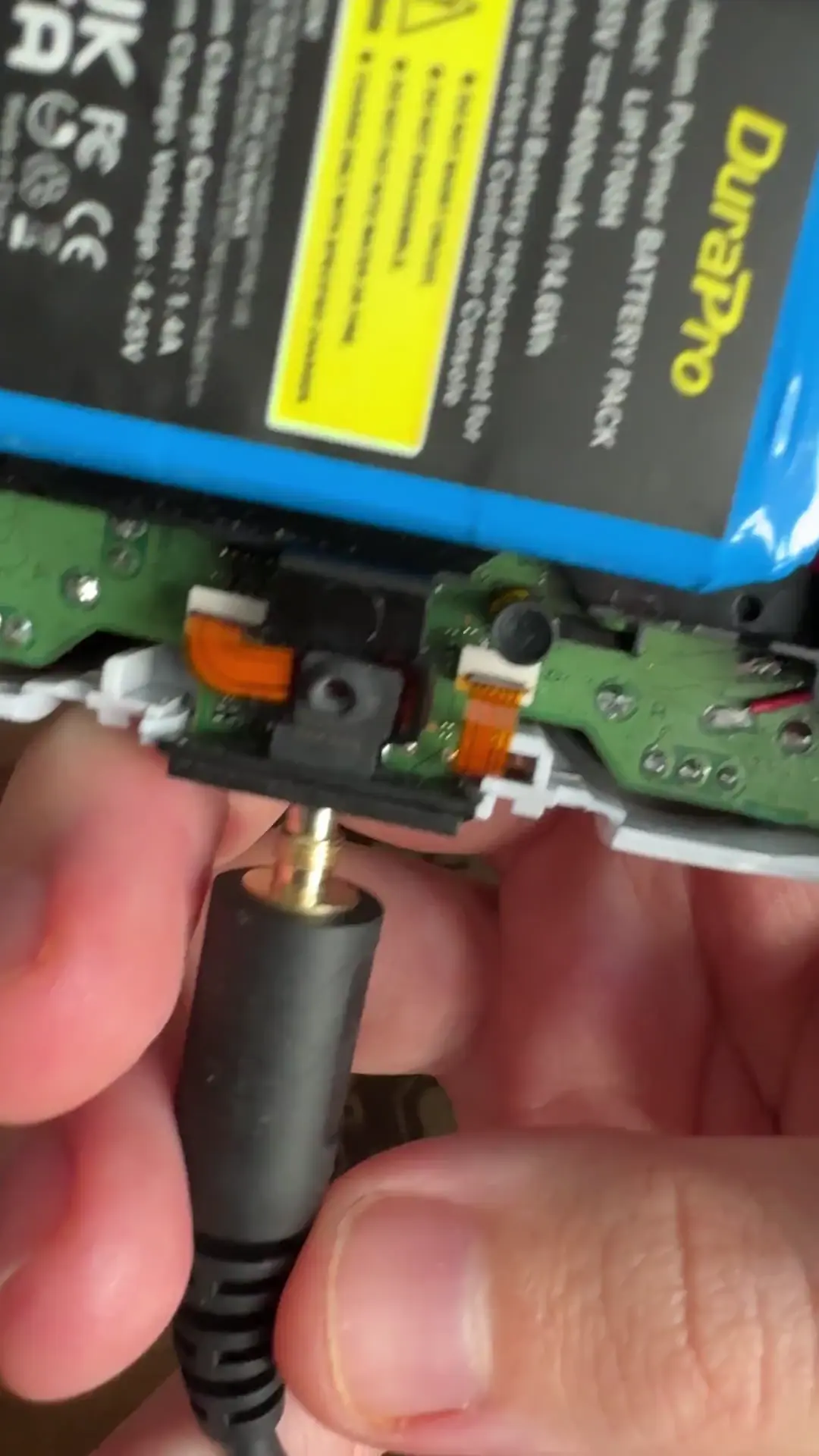 Does anyone else have an issue with a „loose“ AUX connector? | Scrolller