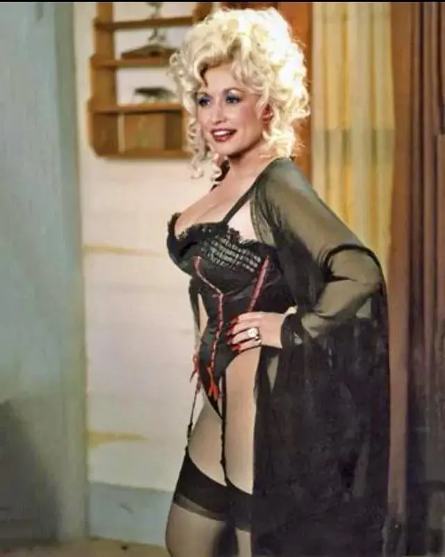 Dolly Parton in 1982 | Scrolller