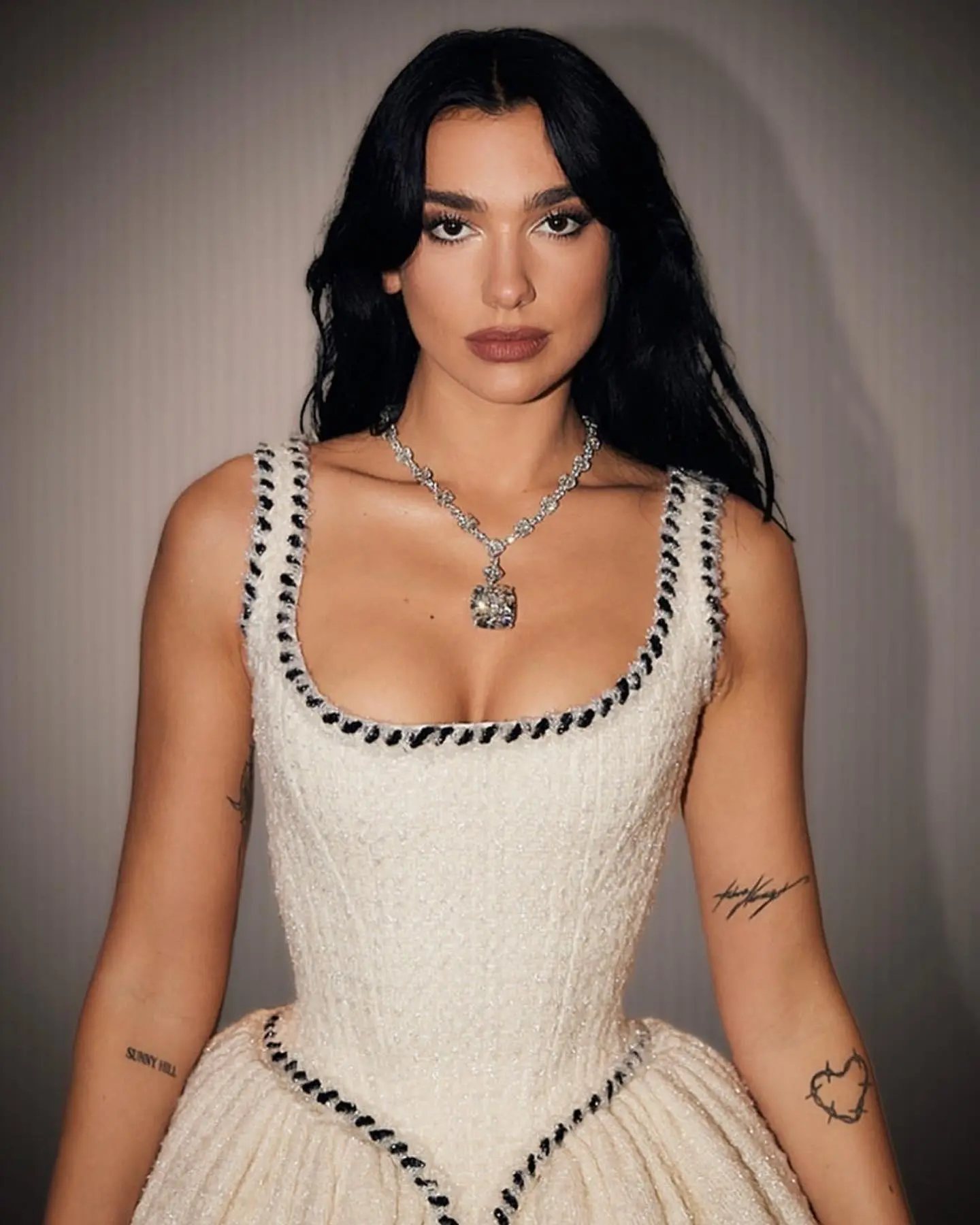 Dua Lipa | Scrolller