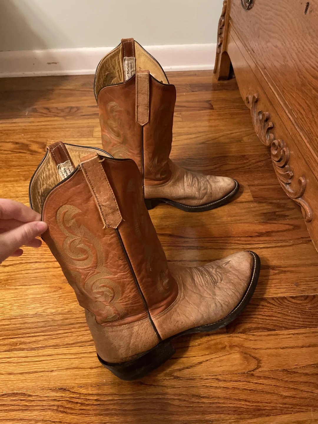 Hey I really need help identifying these boots for a friend, can anyone help me here? | Scrolller