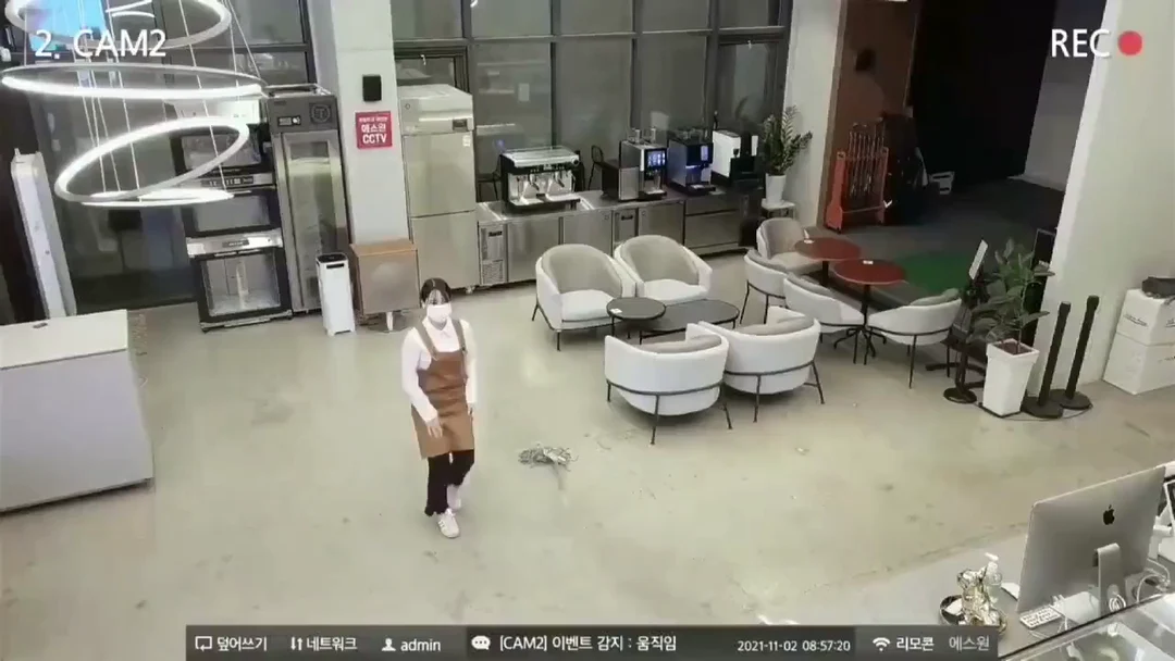 Customer caught walked in on staff dancing while cleaning😍😍 | Scrolller