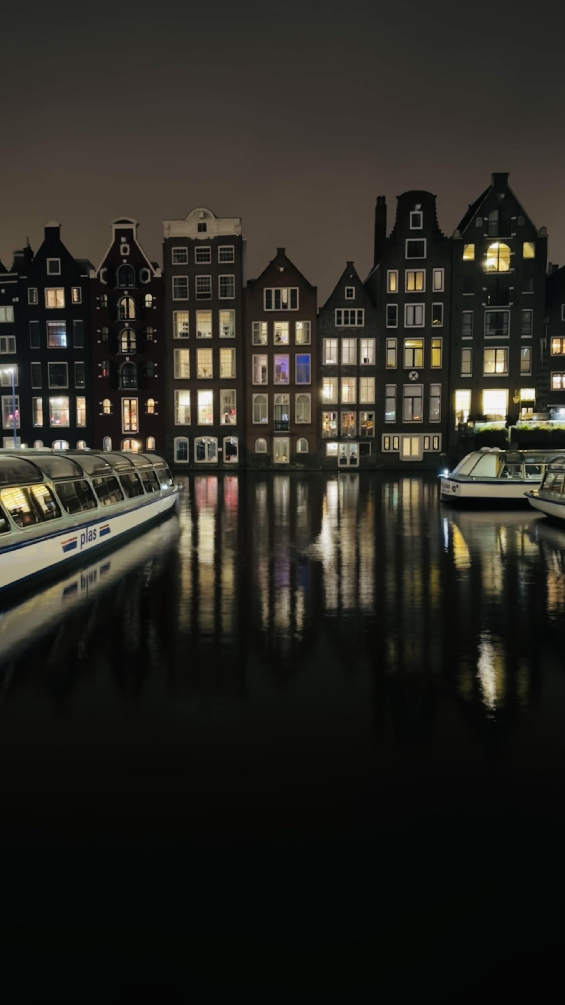 Amsterdam Damrak | Scrolller