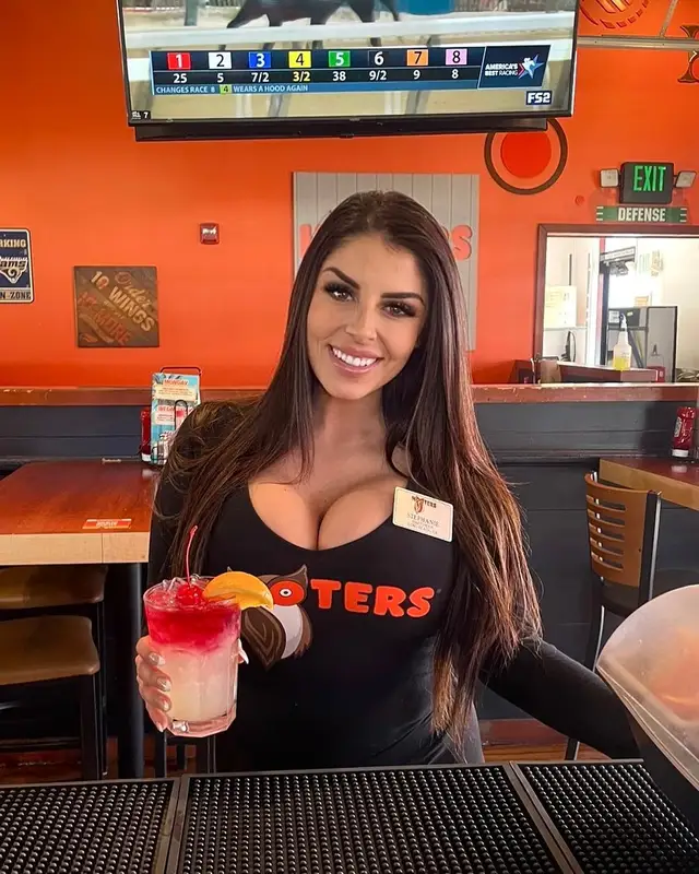 Waitress Stephanie | Scrolller