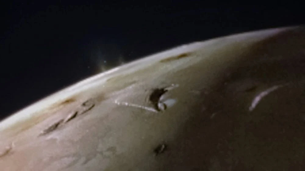 From Juno's most recent Io flyby. Look at those plumes! | Scrolller